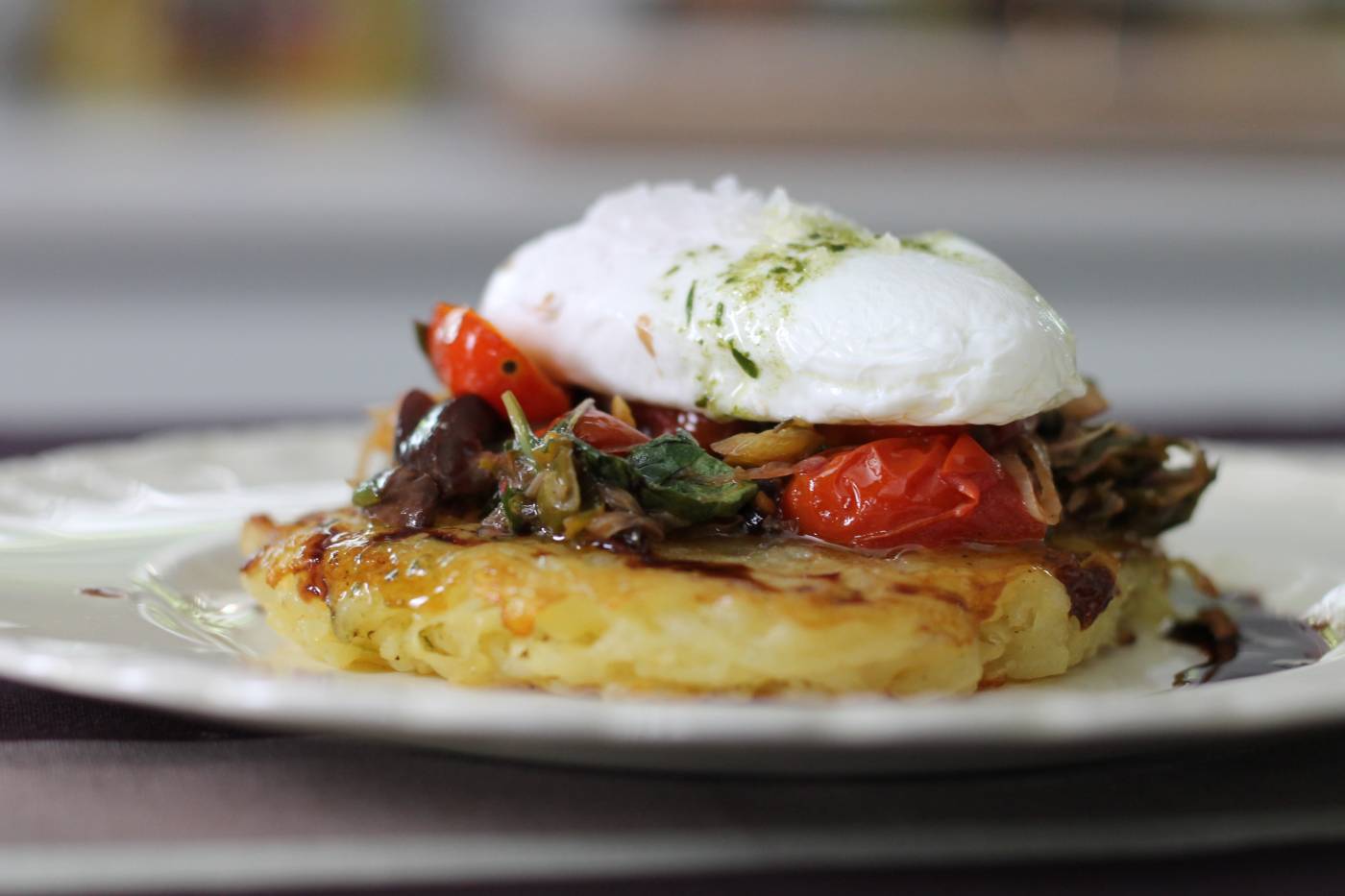 Papa Rosti con huevo poche y salteado de tomates | Santiago Giorgini